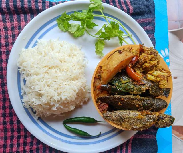 Winter delights: Phulkopi Diye Koi Mach: Cauliflower with Climbing ...